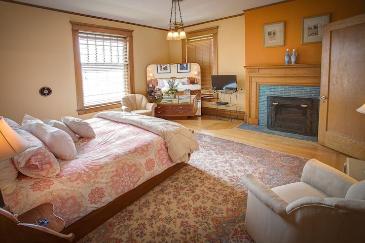 Riverview Suite - King Ensuite At Lauerman House - Door County, WI