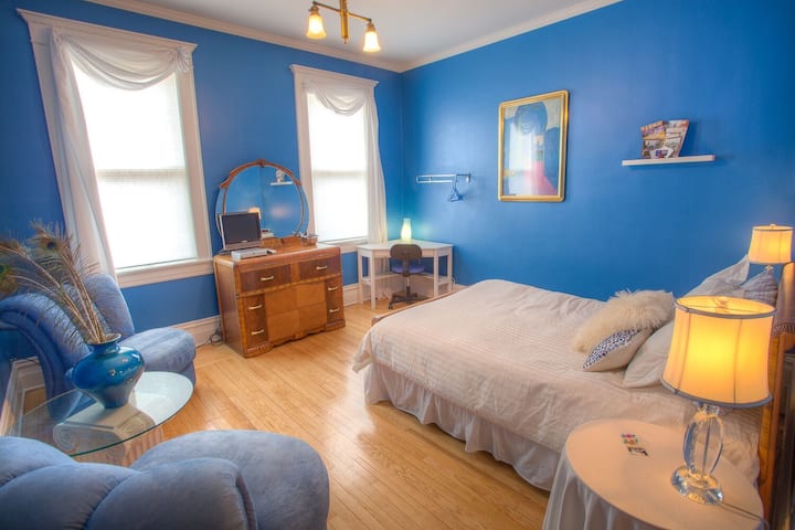 Cobalt Blue Room - Queen Ensuite At Lauerman House - Door County, WI