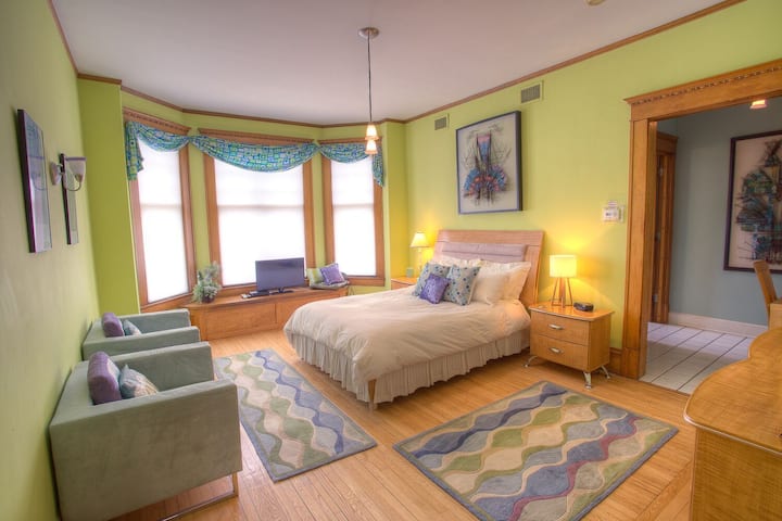 Kiwi Suite - King Ensuite At Lauerman House Inn - Door County, WI