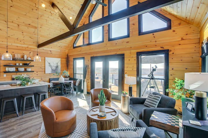 Stunning Hilham Home W/ Hot Tub, Views & Fire Pit! - Dale Hollow Reservoir, TN