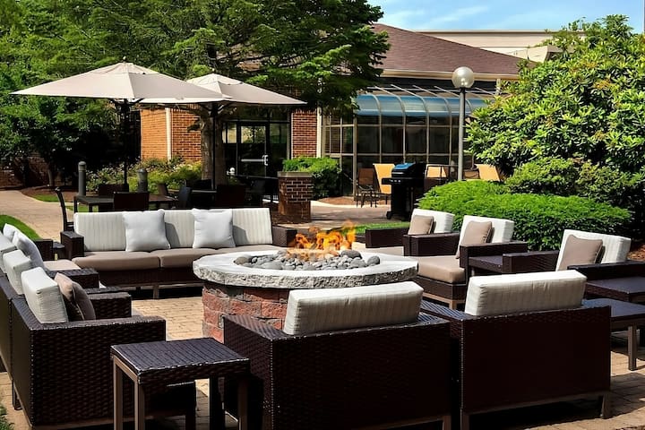 2 Charming Stasy W/ Balcony | Free Parking - Newport, RI