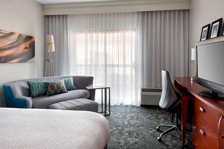 Two Relaxing Rooms W/ Patio W/ | Free Parking - Newport, RI