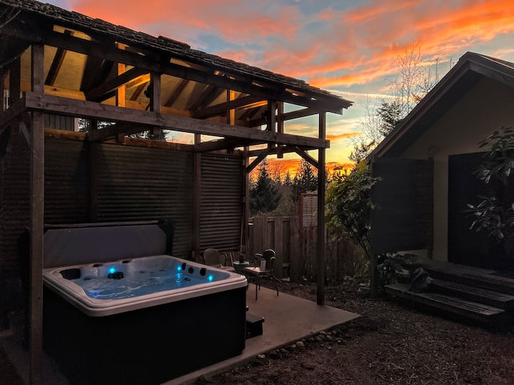 Water & Mtn Views! Hot Tub, Walk To Beach + A/c - Mukilteo, WA