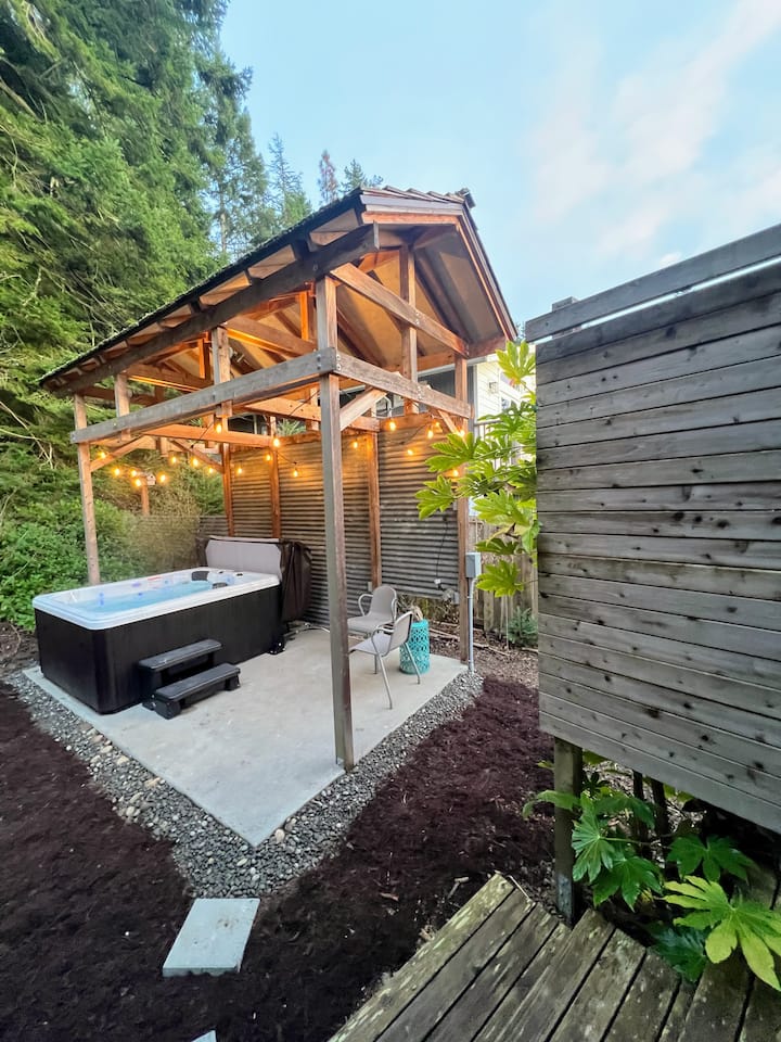 Water & Mtn Views! Hot Tub, Walk To Beach + A/c - Mukilteo, WA