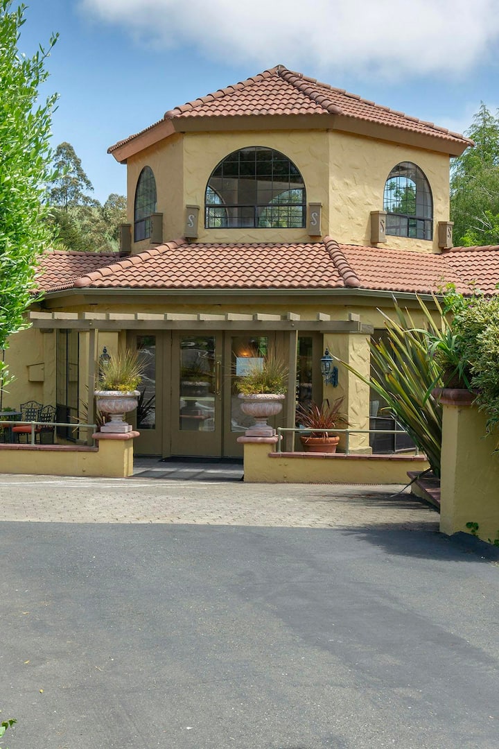 Private Home With Fireplace, Putting Green & Pool - Bodega Bay, CA