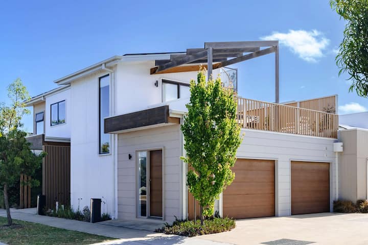 Blue Horizon Villa - Sunlit Terraces & Ocean Views - Torquay