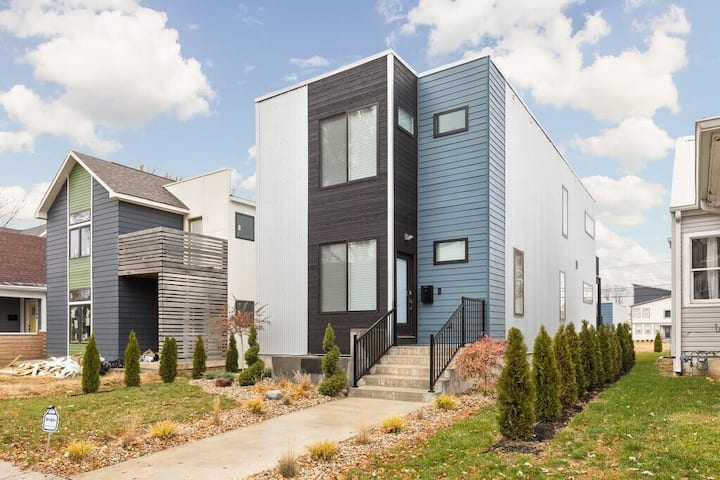 Modern Mansion Near Fsq | Walkable + Garage - Indianapolis, IN