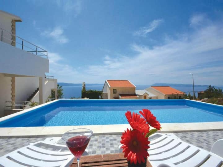 Relaxing Villa With Swimming Pool, Jacuzzi - Tučepi