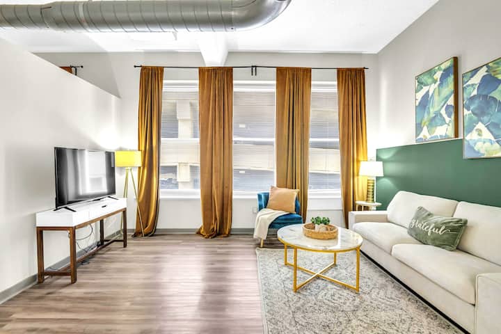 Kc Downtown Getaway! King Bed, Pool & Parking - Overland Park, KS