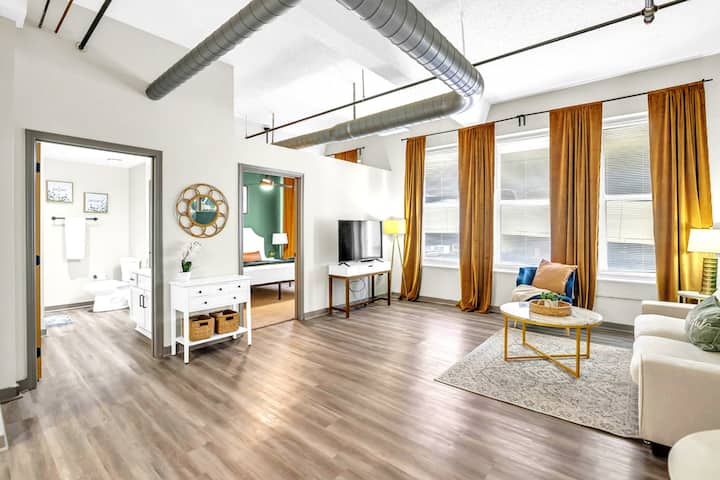 Kc Downtown Getaway! King Bed, Pool & Parking - Overland Park, KS