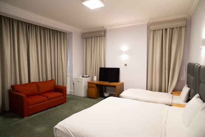 Family Room With En Suite Bathroom - Redhill