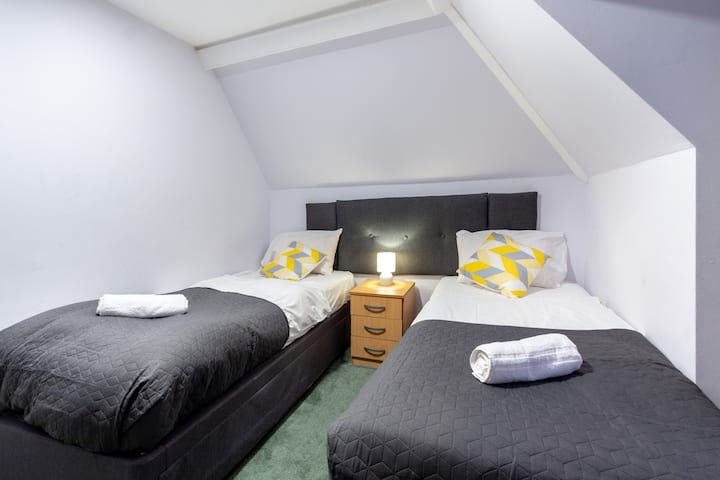 Twin-budget-salle De Bain Partagée - Crawley