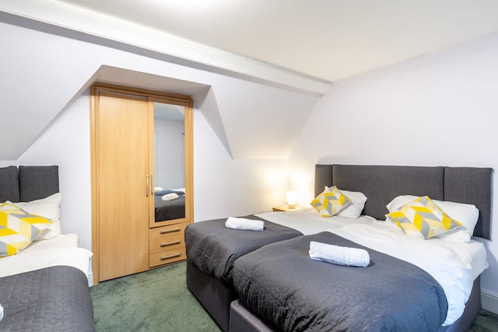 Family Room With En Suite Bathroom - Redhill