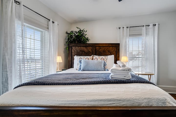 The Miracle Room @ Dream Estate Inn - Leamington