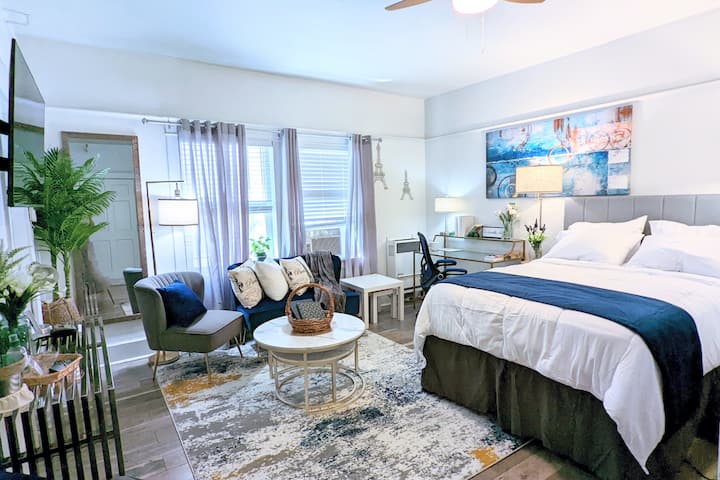 Metro Paris- Elegant French Themed - Long Beach, CA