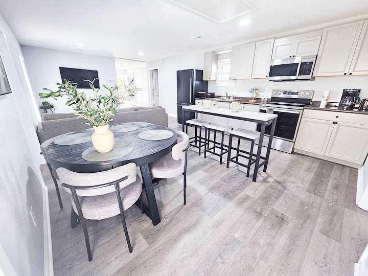 5 Minutes To Elon | Washer + Dryer | Fast Wi-fi - Burlington, NC