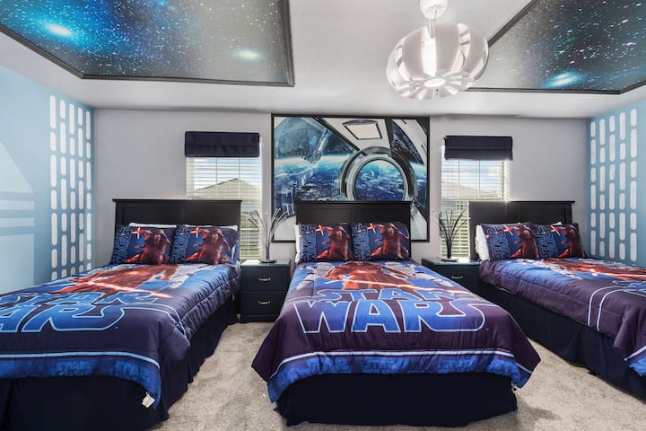 Huge Home W Pool, Spa, Themed Rooms, And Game Room - Davenport, FL