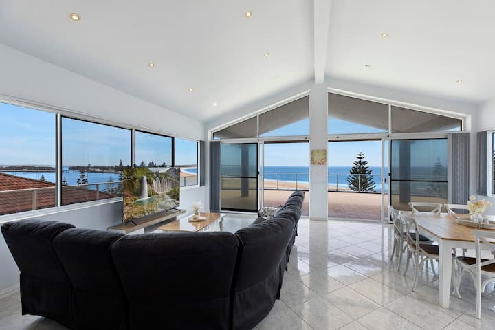 Unbeatable Views In A Spacious Marine Pde Stay - The Entrance
