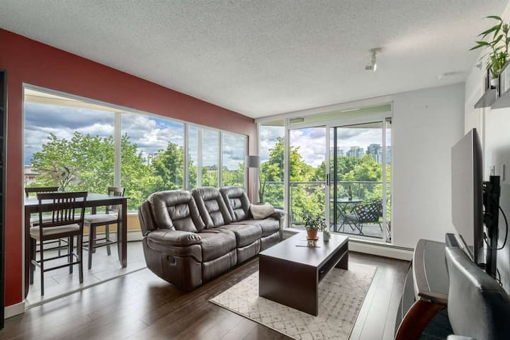 Rogers Arena Condo With Pool, Jacuzzi & Sauna - Burnaby
