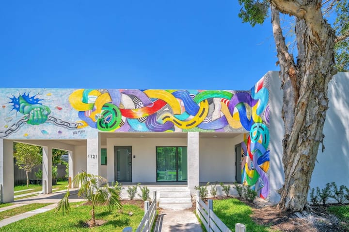 3br/2ba| Artarian Villa| Gated Driveway & Backyard - Miami
