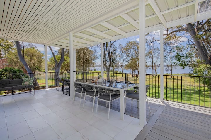 Lake House On Panorama: Refined Waterfront Living - Budgewoi