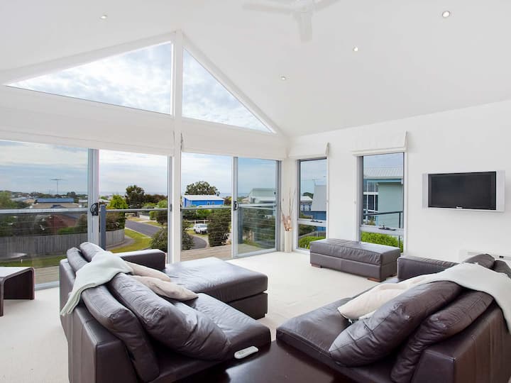 A Whites View I Ocean Views I 2 Living Room - Torquay