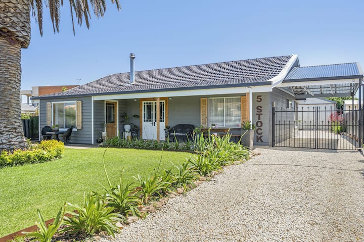 Palm Tree Cottage - C21 Southcoast Holidays - Aldinga