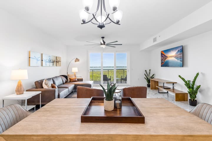 River Fly In: Coastal Penthouse, Panoramic Views - Merritt Island, FL