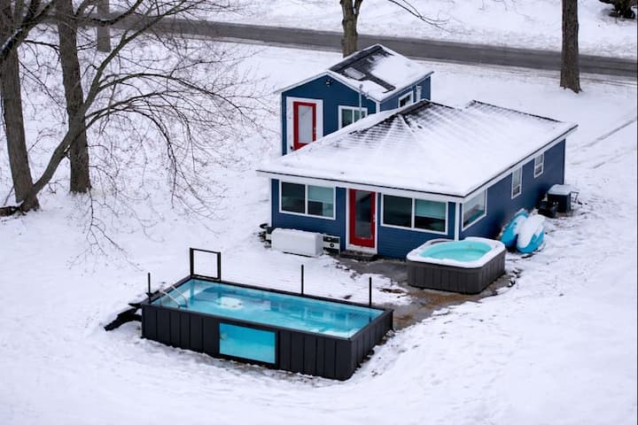 Year-round Heated Pool - Hot Tub - Fire Pit - Lake Odessa, MI