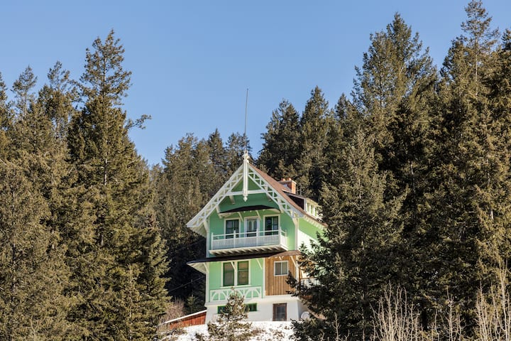 Swiss Legacy Chalet: Adventure & Mountain Views - Golden