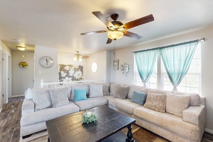 4br Home W/ W & D, Private Backyard - Little Salt Lake, UT