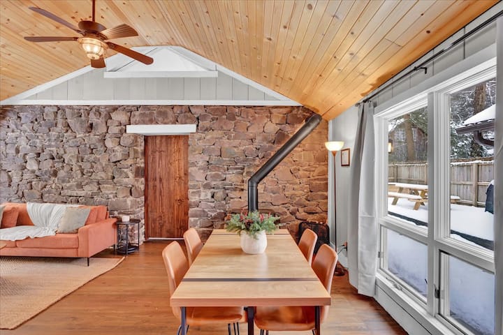 Pocono Pines Stone Cabin | Central To Attractions - Pocono Pines, PA