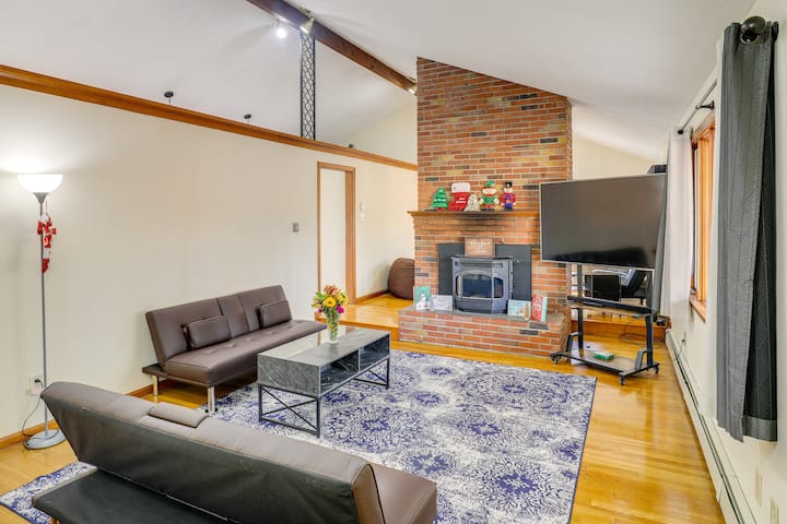 Peek-a-boo Lake Views & Yard: Windham Home - La Rivera, Pelham