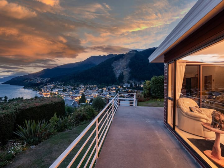 Panoramic Views In Central Queenstown - Queenstown