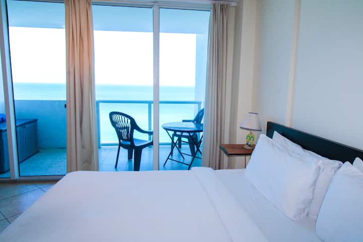 Castle 830 Oceanview Balcony Studio, Free Parking - Miami Beach, FL