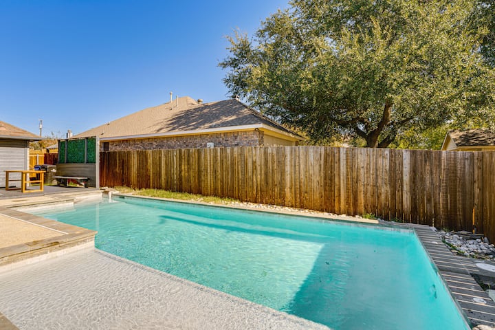 1/2 Mi To Frisco Commons Park: Poolside Oasis! - Frisco, TX