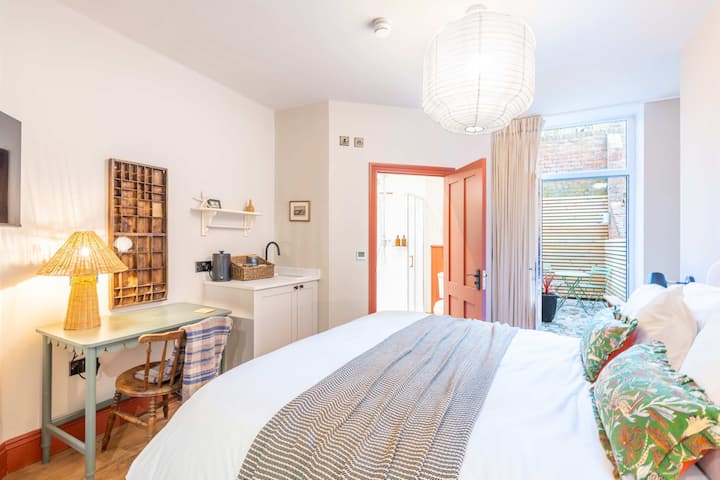 Central Whitby Private Courtyard En-suite Room - Whitby