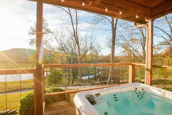 Hilltop Haven • Pool, Hot Tub & Game Loft - Fayetteville, AR
