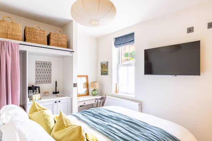 The Willows – Cosy King Room With Spacious Ensuite - Robin Hood's Bay