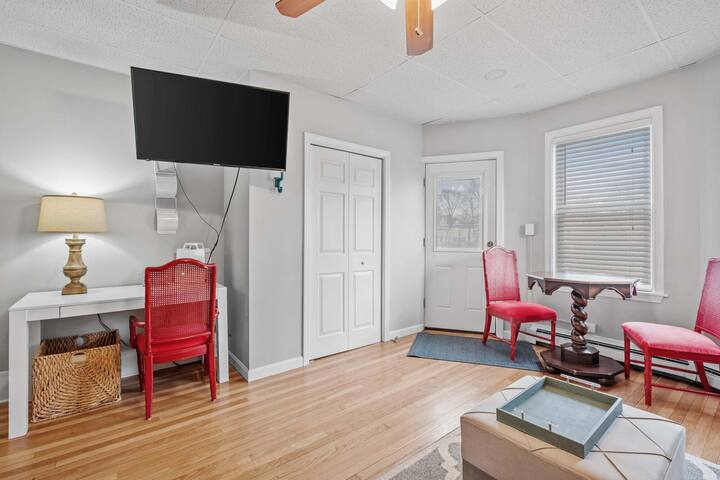 Spacious Open-concept Studio Short-midterm Stays - Manchester, NH