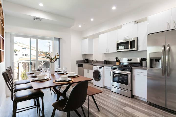 Relax In Spacious 4br Townhouse Sleeps 9 With Wifi - Los Ángeles