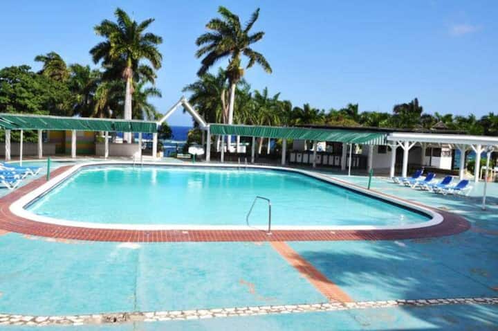 Oceanview 1-bed Apt W/ Pool, Bar & Beach Access - Jamaica