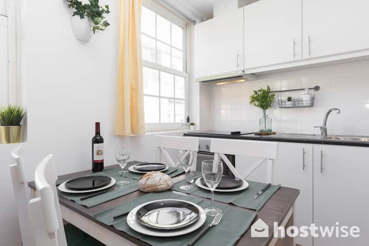 Charming Sunny Flat | Batalha By Hostwise - Porto