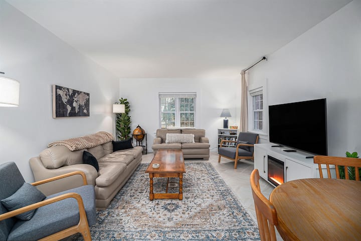 The Red Door; Bc Town, Fenced Yard, Dog Friendly! - Boyne City, MI