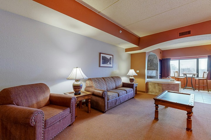2br 2nd-floor Condo With Fireplace & Jetted Tub - Wisconsin Dells, WI