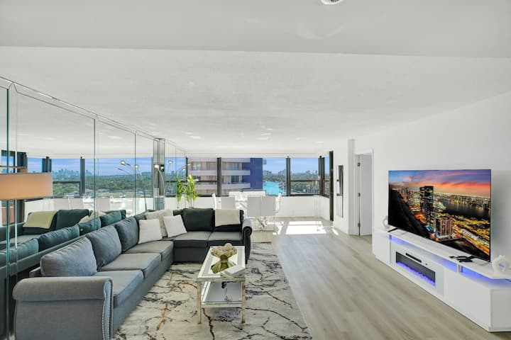 Luxury Ocean View Condo / Beach Service / 1521 - Miami Beach, FL