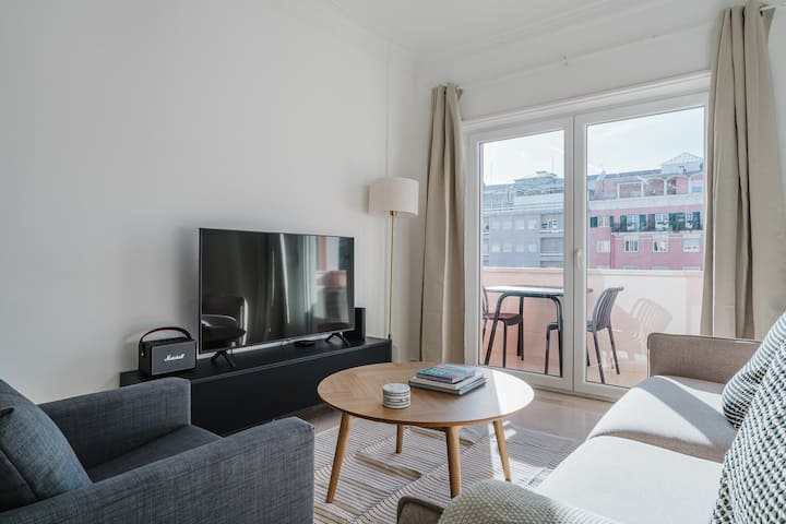 Blueground | Alvalade, Ac & Balcony, Nr Museum - Lisszabon