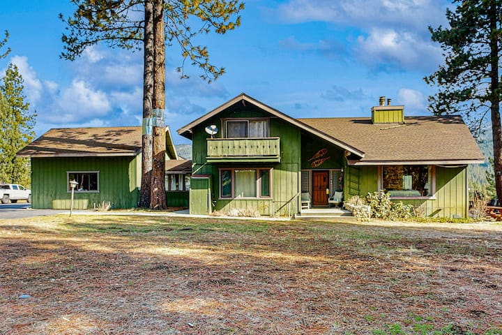 3br Rustic Riverfront Home With Wood Stove - Graeagle, CA