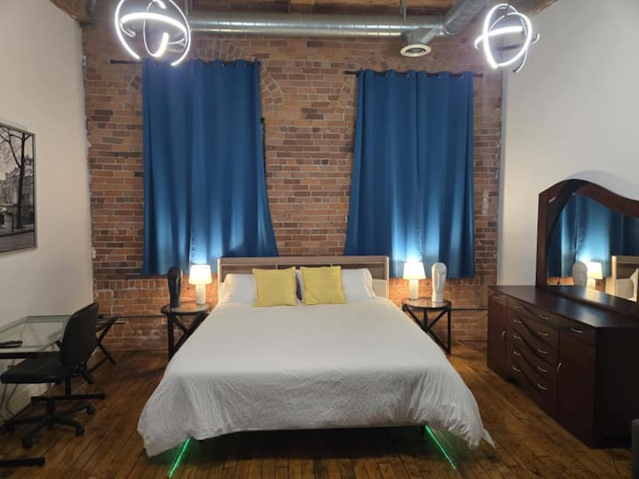 Stylish Loft W/ Open Floor Plan! - Detroit