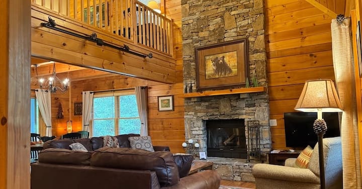 Charming 2br Home With A Loft, Hot Tub And Wifi - Maggie Valley, NC